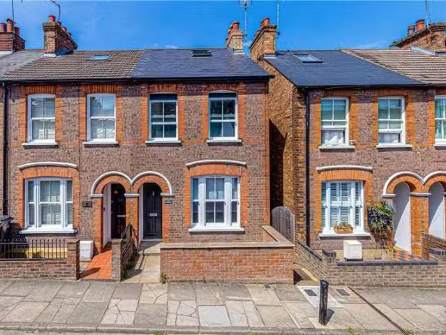 Cheap 1 BA 3 bedroom end of terrace house for rent in Bernard.