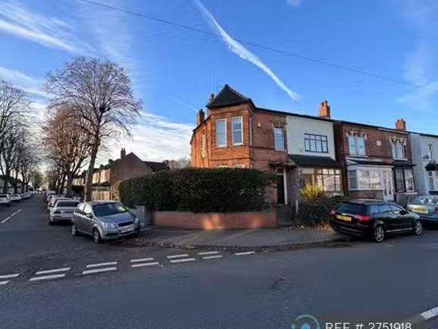 Just in! 1 BA 3 bedroom end of terrace house for rent in Grave.