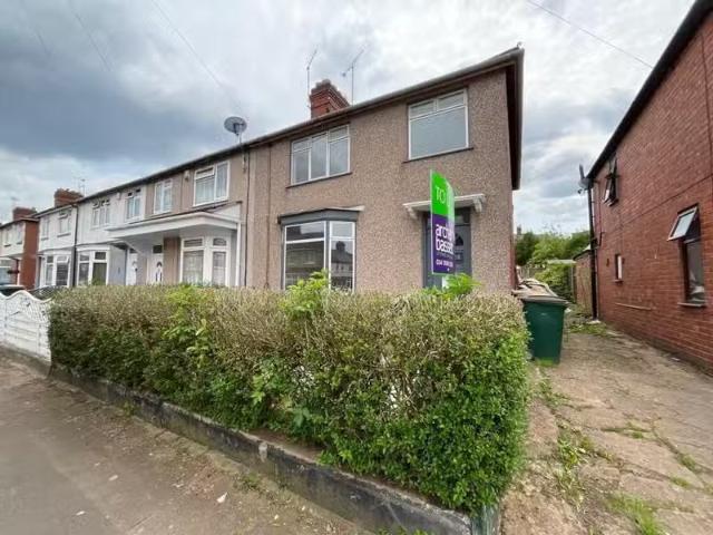 Rental! 1 BA 3 bedroom end of terrace house for rent in Holbor.