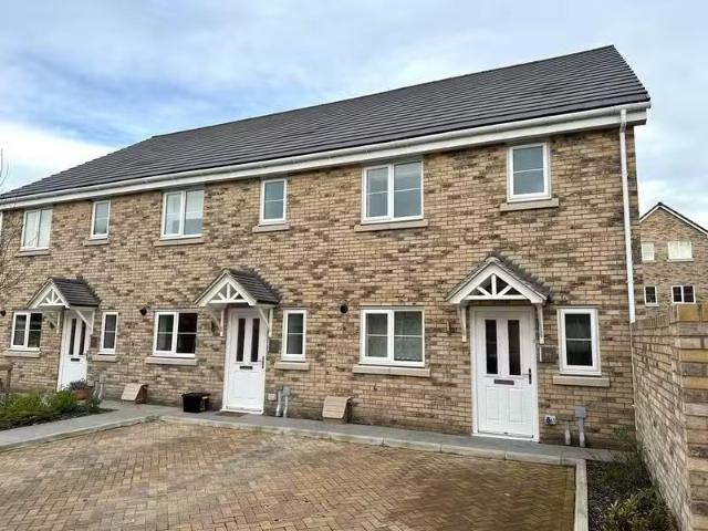 Rental! 1 BA 3 bedroom end of terrace house for rent in Hought.