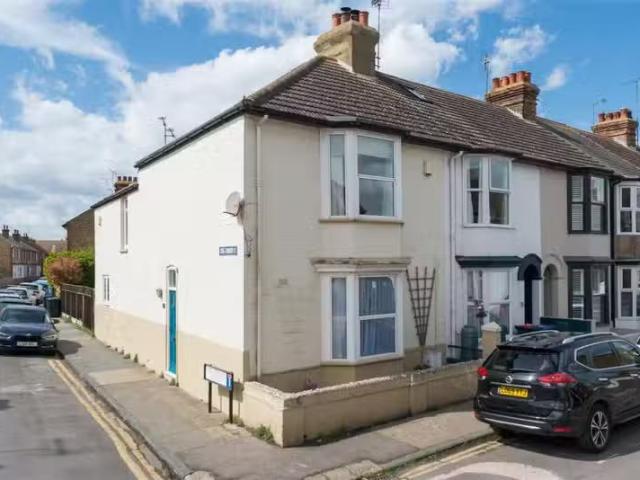 Unique 1 BA 3 bedroom end of terrace house for rent in Regent.
