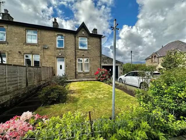 Cheap 1 BA 3 bedroom end of terrace house for rent in Roydwood.