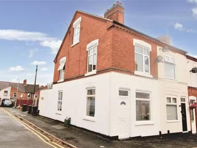 Charming 1 BA 3 bedroom End Terrace House to rent, Manor Stree.