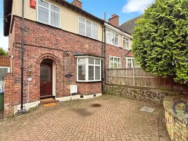 Cozy 1 BA 3 bedroom End Terrace House to rent, Willrose Cresce.