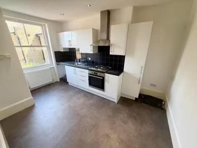 Cozy 1 BA 3 bedroom flat for rent in Addington Street, Margate.