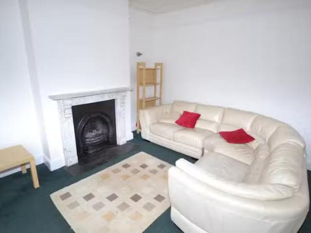 Cheap 1 BA 3 bedroom flat for rent in Ashbourne Road, Derby, D.