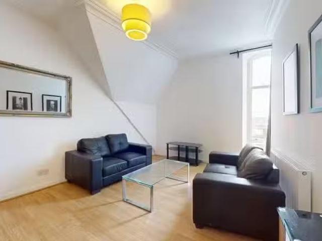 Cheap 1 BA 3 bedroom flat for rent in Castle Terrace, City Cen.