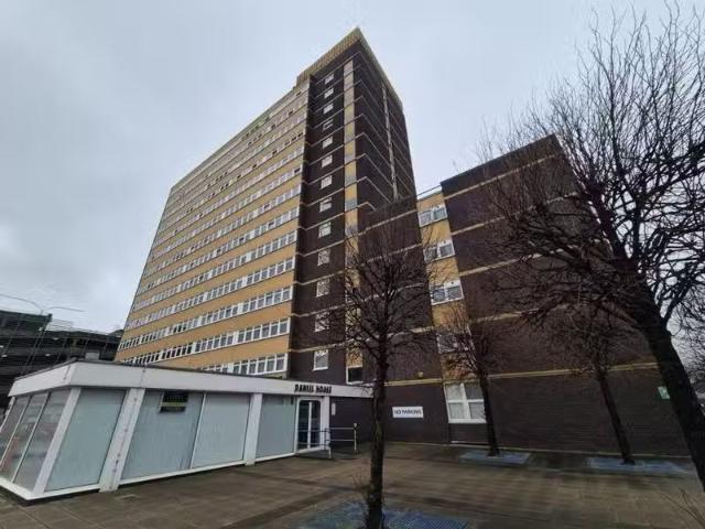 Rental! 1 BA 3 bedroom flat for rent in Daniel House, L20
