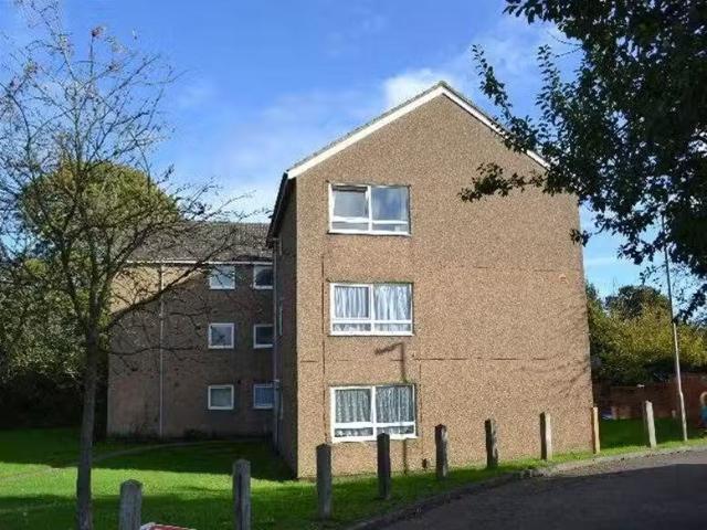 Cheap 1 BA 3 bedroom flat for rent in Davys Close, Wheathampst.