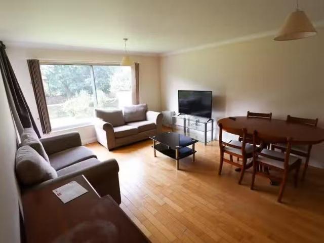 Just in! 1 BA 3 bedroom flat for rent in Harford Drive, Bristo.