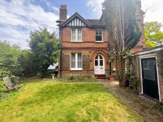 Cheap 1 BA 3 bedroom flat for rent in Highland Road, Bromley.