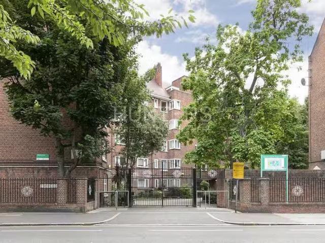 Deal! 1 BA 3 bedroom flat for rent in Percival Street, London.
