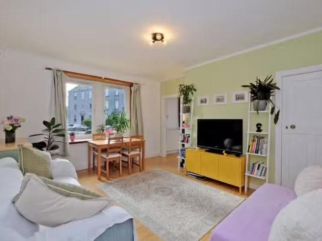 Cheap 1 BA 3 bedroom flat for rent in Roslin Street, City Cent.