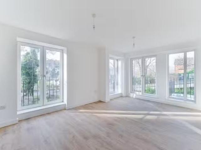 Just in! 1 BA 3 bedroom flat for rent in St James Road, Croydo.