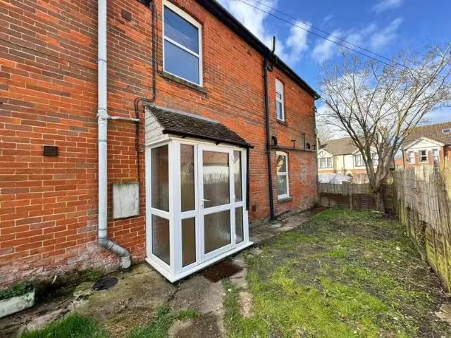 Cheap 1 BA 3 bedroom flat for rent in Station Road, Lyminge, C.