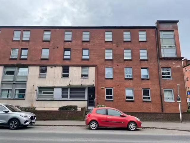 Cheap 1 BA 3 bedroom flat for rent in Tollcross Road, Glasgow.