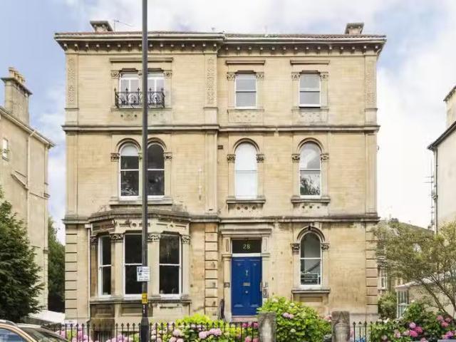 Cheap 1 BA 3 bedroom flat for rent in Victoria Square, Clifton.