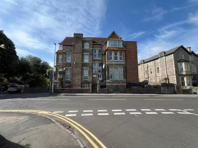 Charming 1 BA 3 bedroom flat for rent in Walliscote Road, West.