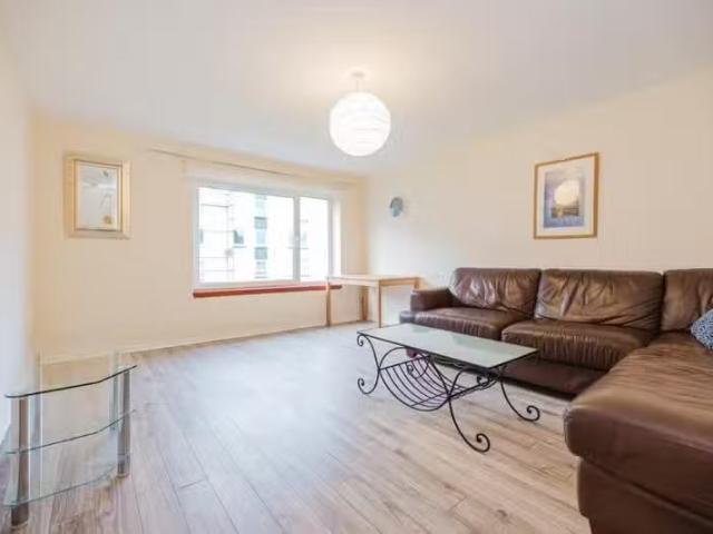 Nice 1 BA 3 bedroom flat for rent in 1144L Viewcraig Street, E.