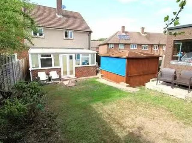 Cozy 1 BA 3+ bedroom house to rent in Blythe Hill, Orpington.