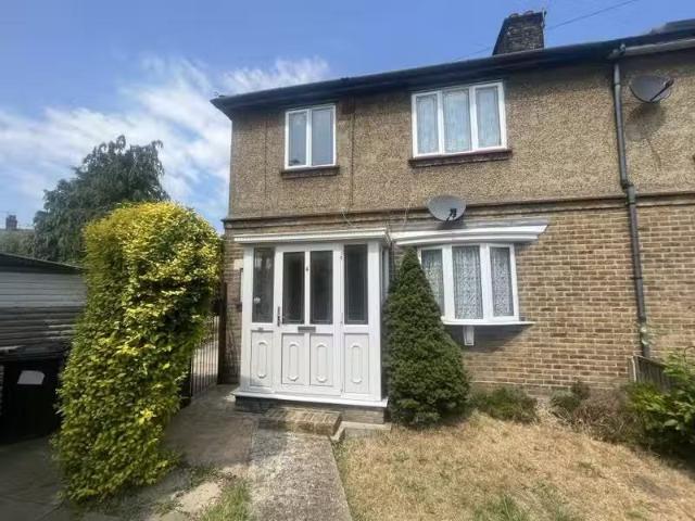 Nice 1 BA 3 bedroom house for rent in The Close, Highams Park.
