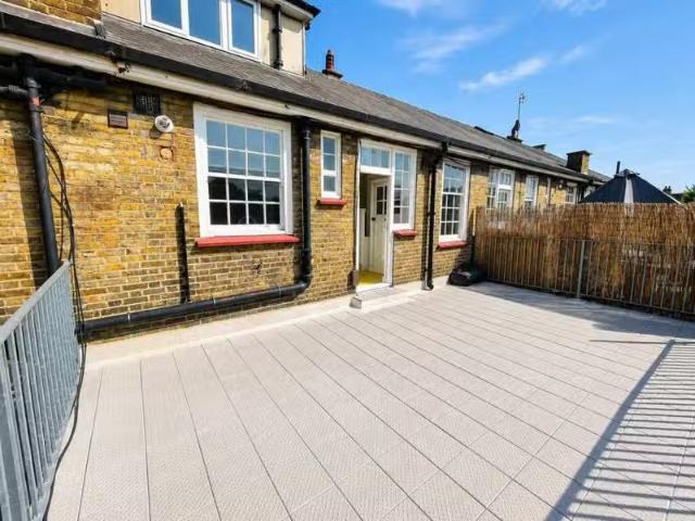 Cheap 1 BA 3 bedroom maisonette for rent in Croydon Road, Beck.