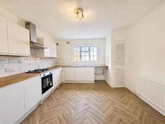 Rental! 1 BA 3 bedroom maisonette for rent in High Street, Bar.