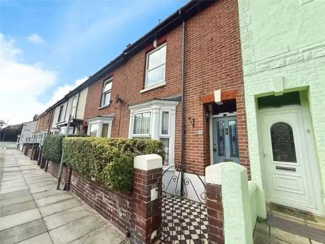 Rental! 1 BA 3 bedroom Mid Terrace House to rent, Cromwell Roa.