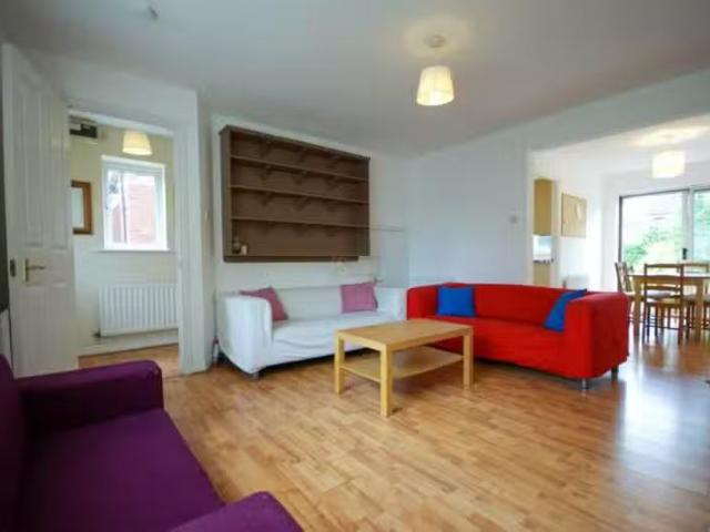 Charming 1 BA 3 bedroom property for rent in Heneage Street, B.