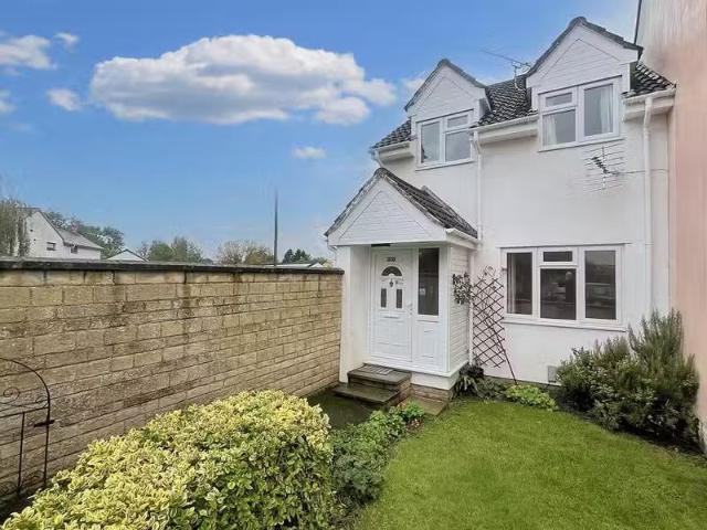 Deal! 1 BA 3 bedroom semi detached house for rent in Moor Gree.