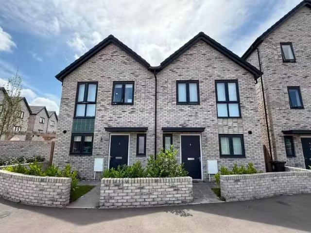 Nice 1 BA 3 bedroom semi detached house for rent in Bennett Cl.