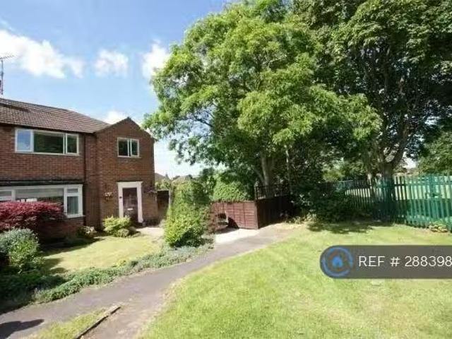 Cheap 1 BA 3 bedroom semi detached house for rent in Dale Clos.