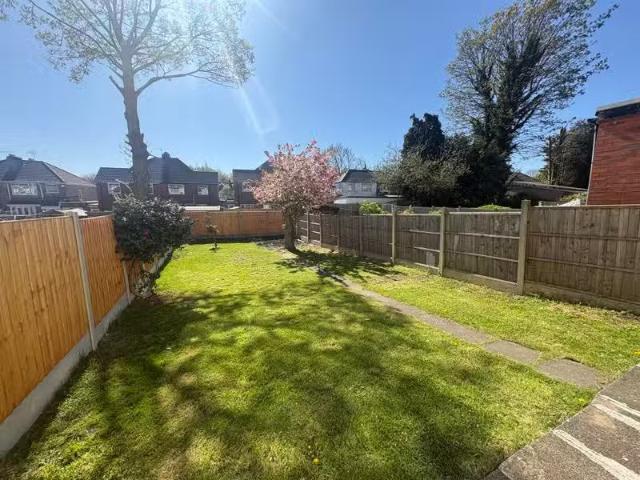 Charming 1 BA 3 bedroom semi detached house for rent in Heathe.