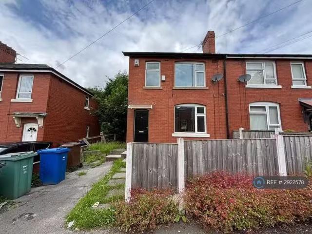 Cheap 1 BA 3 bedroom semi detached house for rent in Kingfishe.