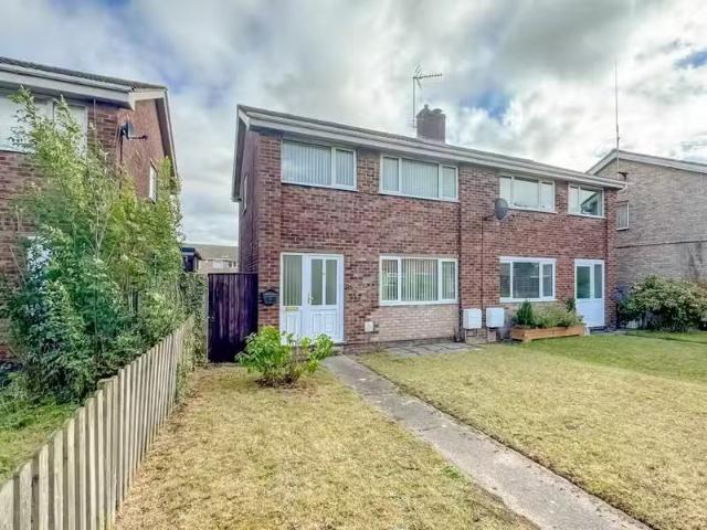 Charming 1 BA 3 bedroom semi detached house for rent in Linnet.