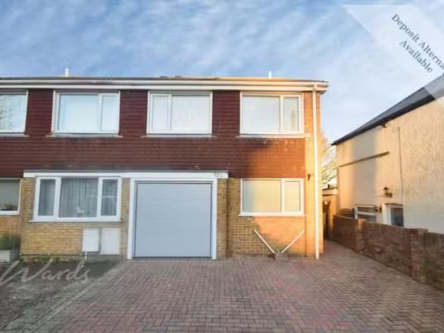 Cheap 1 BA 3 bedroom semi detached house for rent in London Ro.