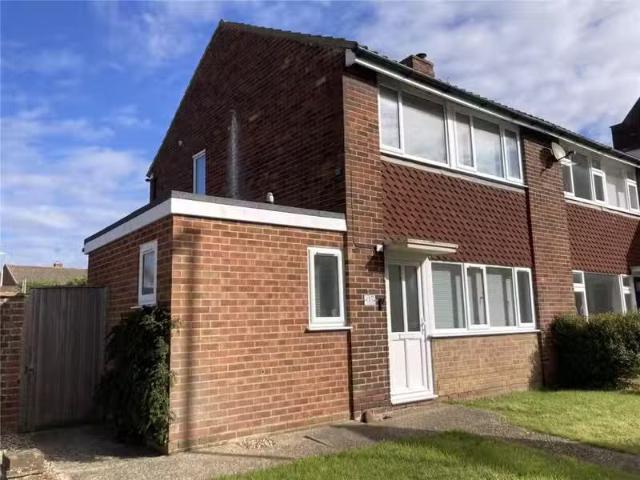Deal! 1 BA 3 bedroom semi detached house for rent in London Ro.