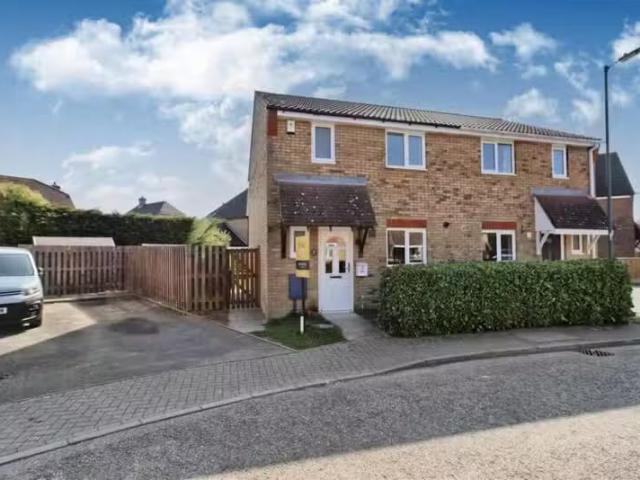 Cheap 1 BA 3 bedroom semi detached house for rent in Stanstret.
