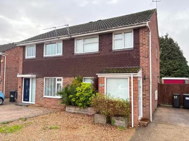 Deal! 1 BA 3 bedroom semi detached house for rent in Stratton.