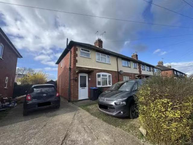 Nice 1 BA 3 bedroom semi detached house for rent in Spencer Ro.