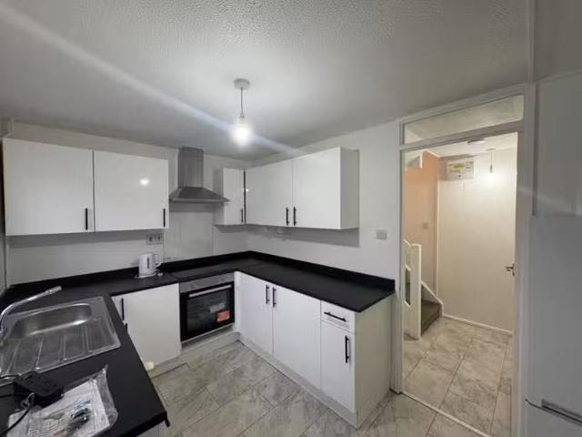 Deal! 1 BA 3 bedroom semi detached house for rent in Temple Co.