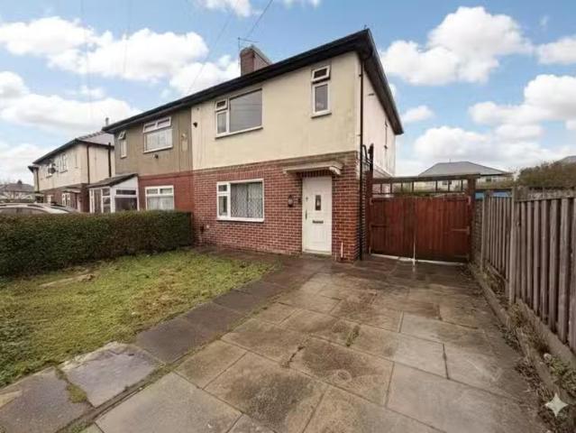 Nice 1 BA 3 bedroom semi detached house for rent in Vale Avenu.