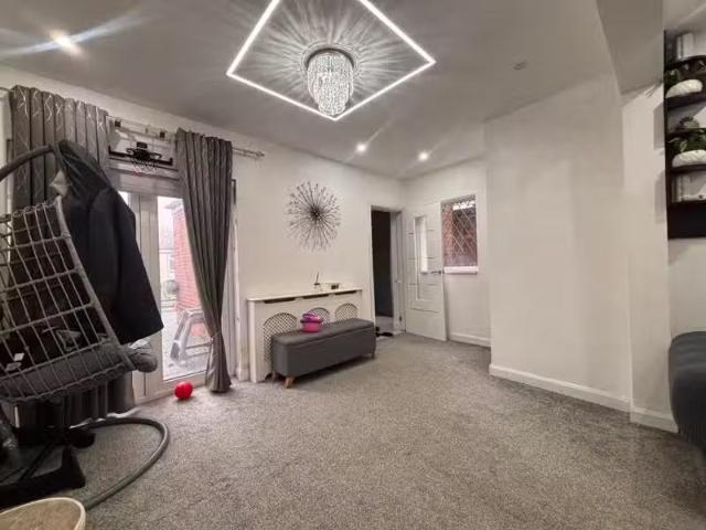 Charming 1 BA 3 bedroom semi detached house for rent in Waddin.