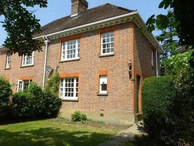 Cheap 1 BA 3 bedroom semi detached house for rent in Waxwell C.