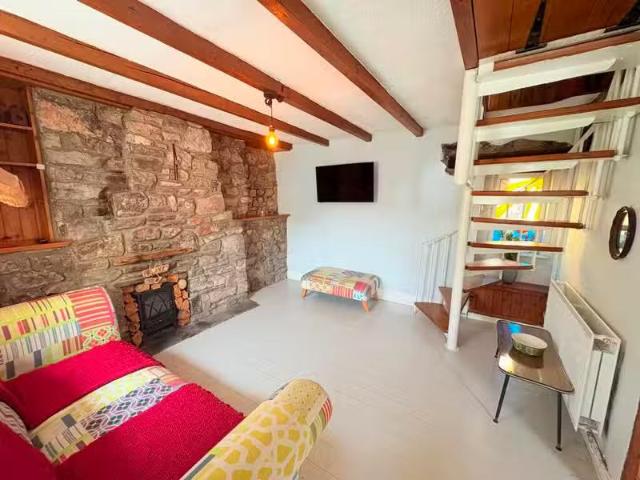 Unique 1 BA 3 bedroom semi detached house for rent in 1 Cobweb.