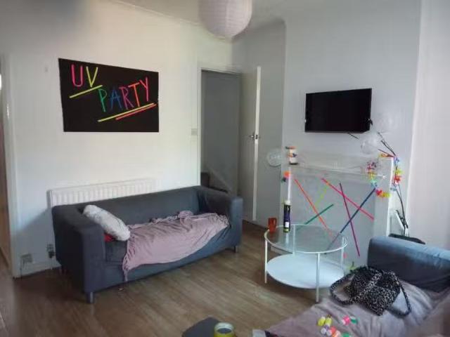 Nice 1 BA 4 bedroom terraced house for rent in Dawlish Road, S.