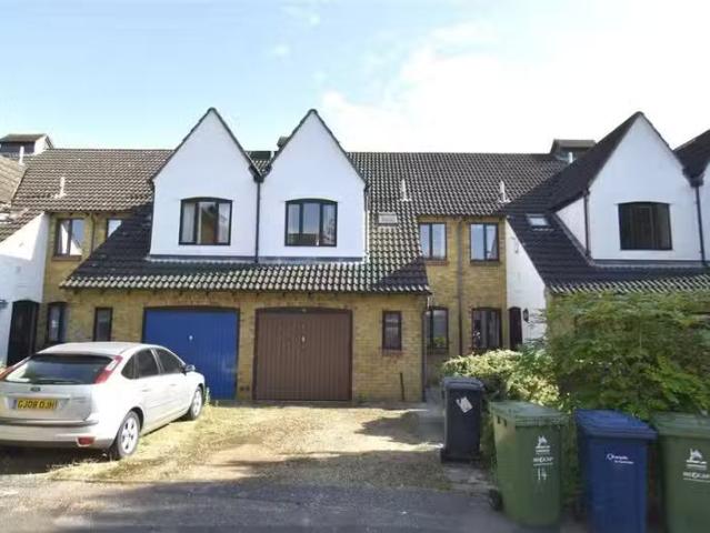 Cheap 1 BA 4 bedroom terraced house for rent in Elsworth Place.
