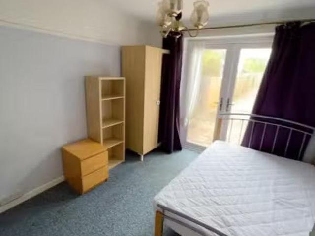 Cheap 1 BA 4 bedroom terraced house for rent in Filton Avenue.