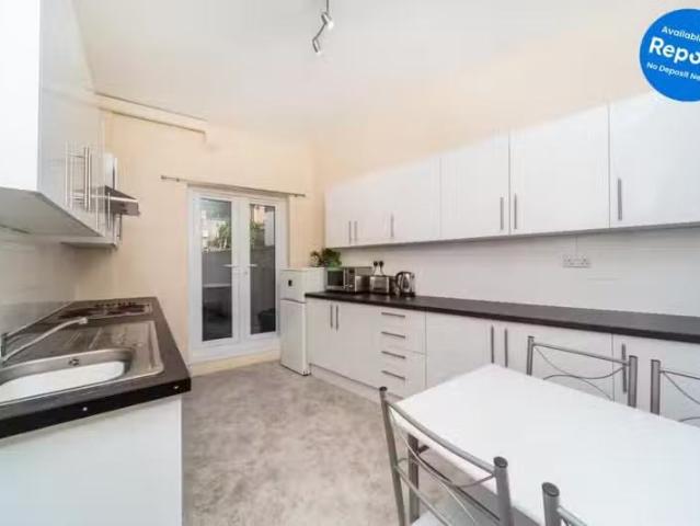 For Rent! 1 BA 4 bedroom terraced house for rent in Roundhill.