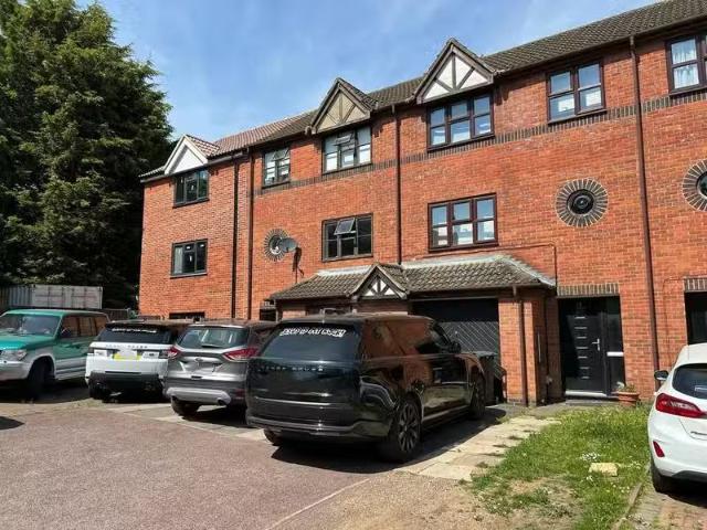For Rent! 1 BA 4 bedroom terraced house for rent in Spindle St.